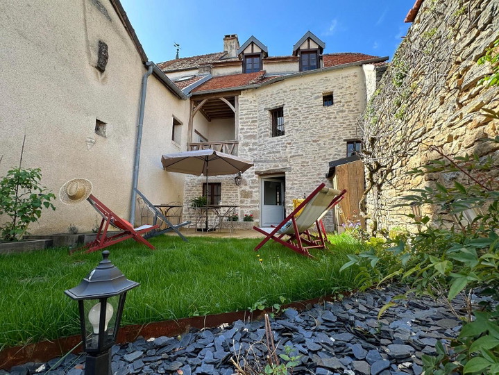 L'échoppe Est Belle Et La Seigneurie - Bourgogne-Franche-Comté