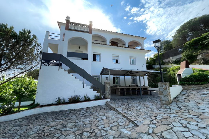 305 M² Villa ∙ 13 Habitaciones ∙ 28 Huéspedes - Tordera