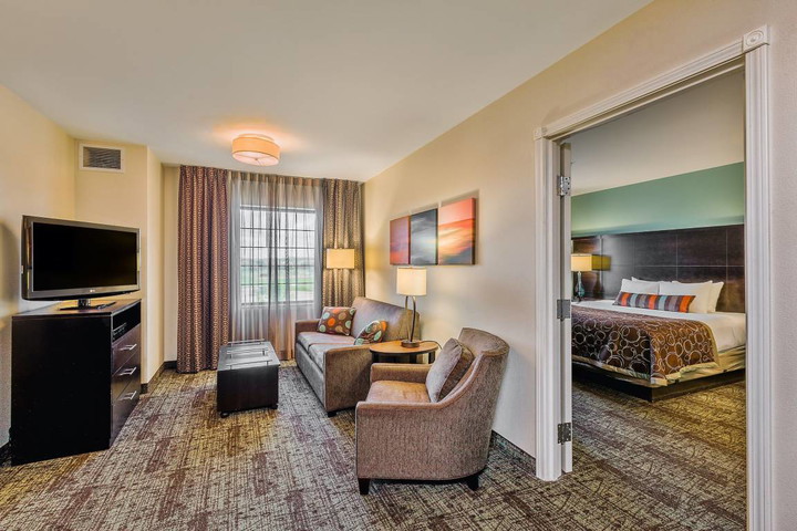Condo ∙ 2 Bedrooms ∙ 5 Guests - Bismarck, ND