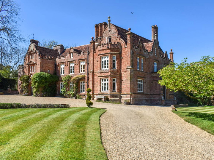Cottage ∙ 8 Bedrooms ∙ 20 Guests - Ipswich