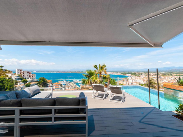 300 M² House ∙ 3 Bedrooms ∙ 6 Guests - Roses