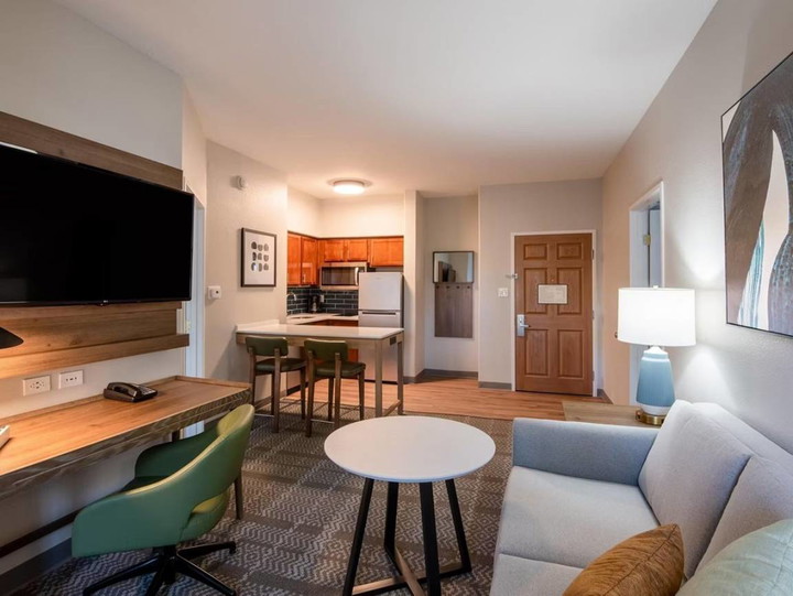 Hotel ∙ 2 Bedrooms ∙ 8 Guests - Glendale, AZ