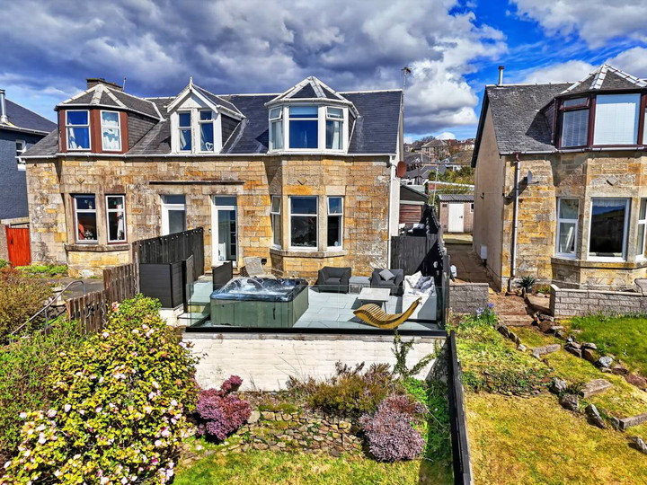 160 M² House ∙ 4 Bedrooms ∙ 8 Guests - Largs