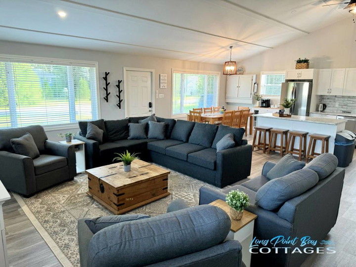 House ∙ 3 Bedrooms ∙ 12 Guests - Ontario