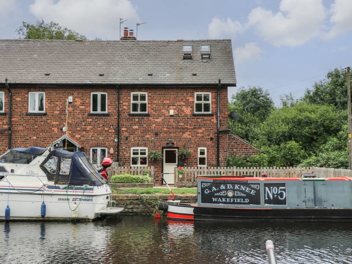 Cottage ∙ 4 Bedrooms ∙ 8 Guests - Wakefield