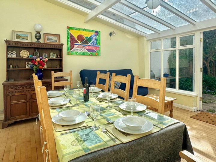 Cottage ∙ 4 Bedrooms ∙ 6 Guests - Swindon