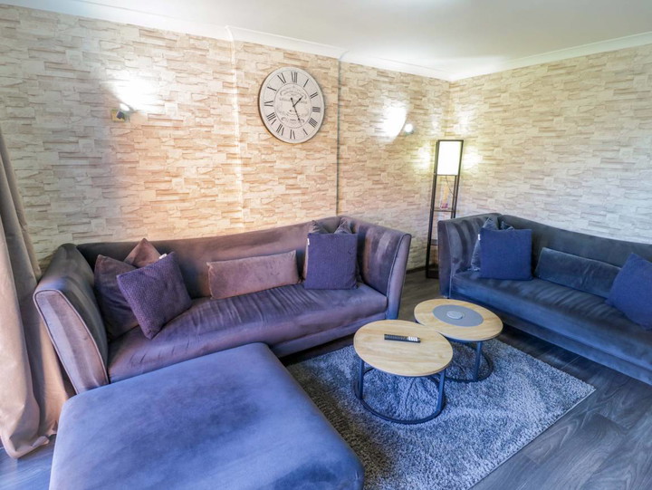 Cottage ∙ 4 Bedrooms ∙ 8 Guests - Coventry