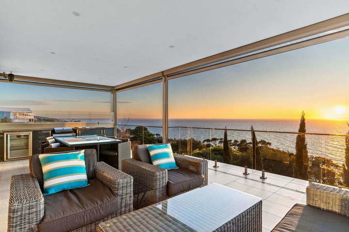 Apartment ∙ 5 Bedrooms ∙ 13 Guests - Mornington