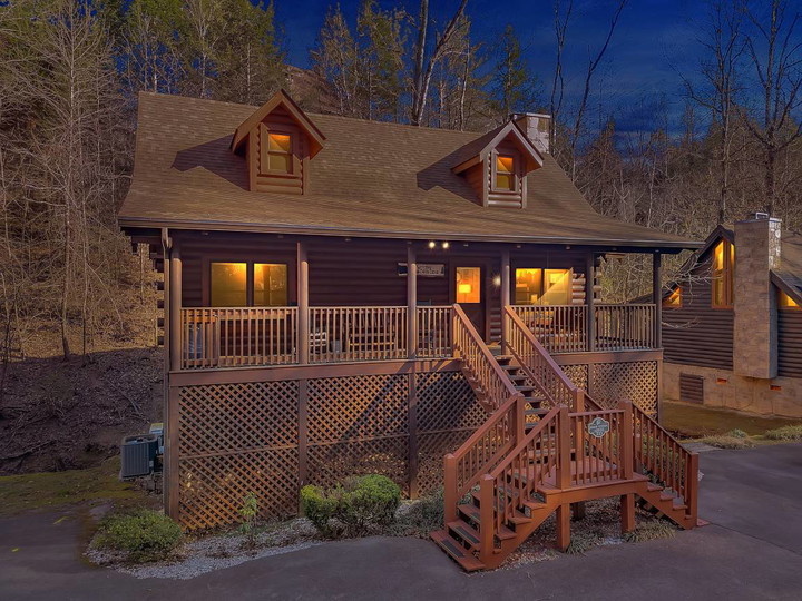 Cabin ∙ 5 Bedrooms ∙ 14 Guests - Pigeon Forge, TN