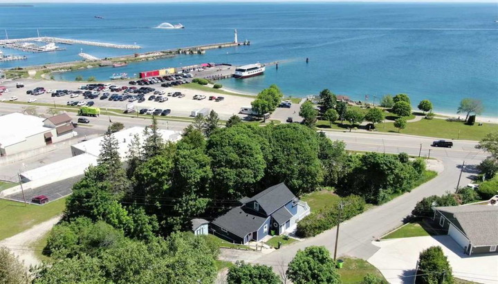 139 M² House ∙ 3 Bedrooms ∙ 6 Guests - St. Ignace, MI
