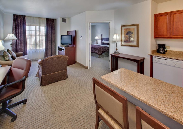 Hotel ∙ 1 Quarto ∙ 4 Hóspedes - Rockford, IL