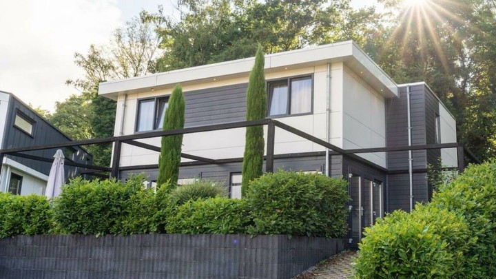 140 M² House ∙ 5 Bedrooms ∙ 10 Guests - Heerlen
