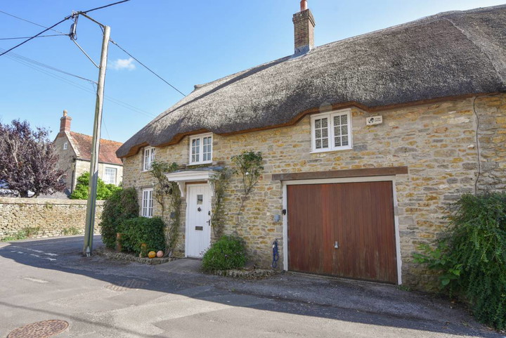 Cottage ∙ 3 Bedrooms ∙ 6 Guests - Burton Bradstock