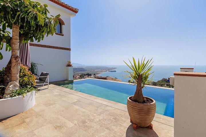 200 M² Villa ∙ 3 Bedrooms ∙ 6 Guests - Salobreña
