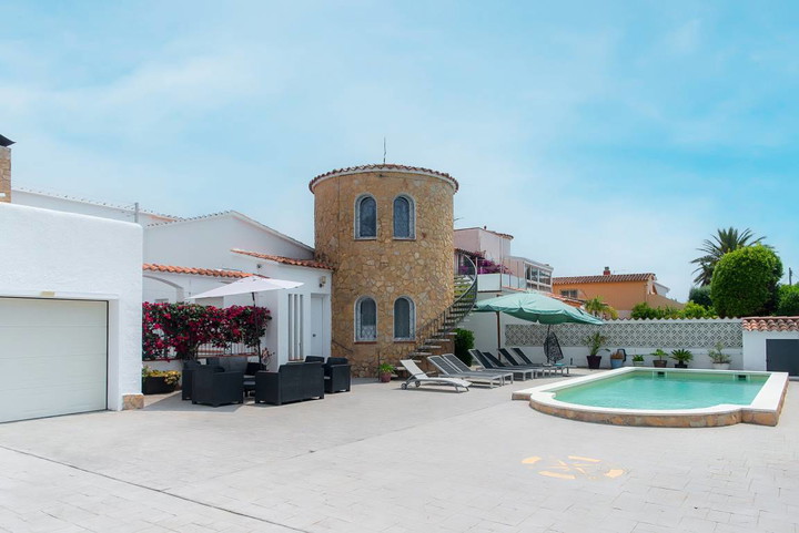 160 M² Villa ∙ 5 Bedrooms ∙ 10 Guests - Roses