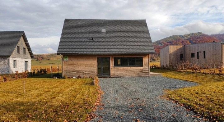 99 M² Gîte ∙ 3 Chambres ∙ 6 Personnes - Chambon-sur-Lac