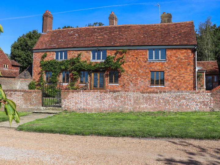 Cottage ∙ 5 Bedrooms ∙ 9 Guests - Battle