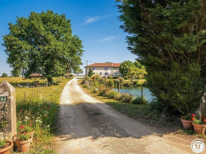 136 M² Gîte ∙ 5 Chambres ∙ 11 Personnes - Ain