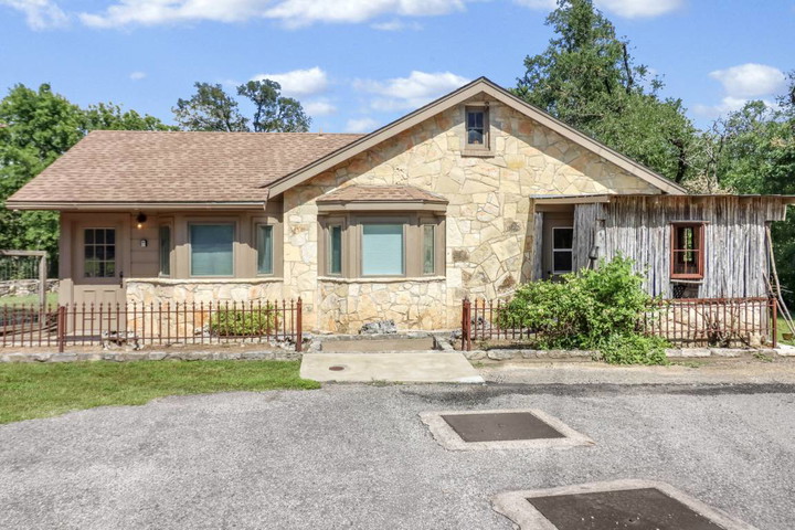 69 M² Cabin ∙ 2 Bedrooms ∙ 4 Guests - Dripping Springs, TX