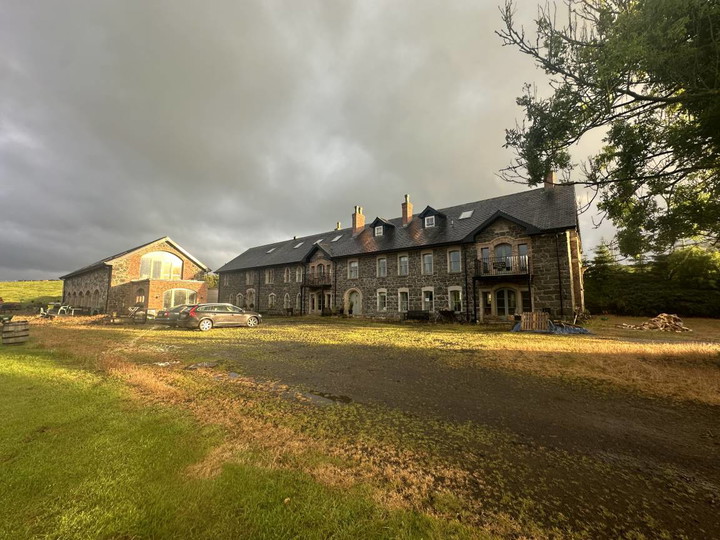111 M² House ∙ 13 Bedrooms ∙ 20 Guests - Northern Ireland