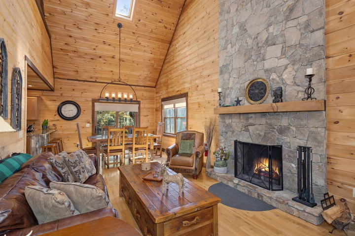 219 M² Cabin ∙ 3 Bedrooms ∙ 9 Guests - Blowing Rock, NC