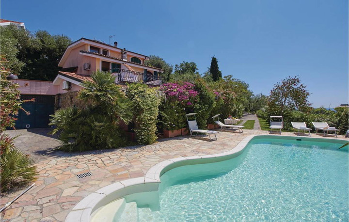 220 M² House ∙ 5 Bedrooms ∙ 9 Guests - Imperia