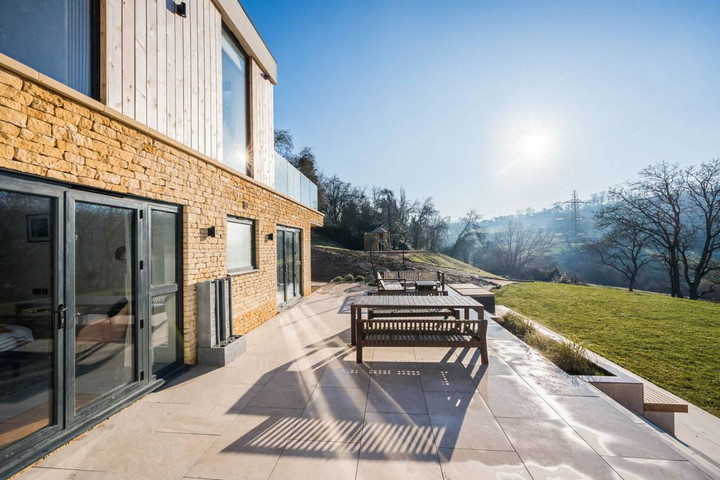 Villa ∙ 5 Bedrooms ∙ 10 Guests - Cheltenham