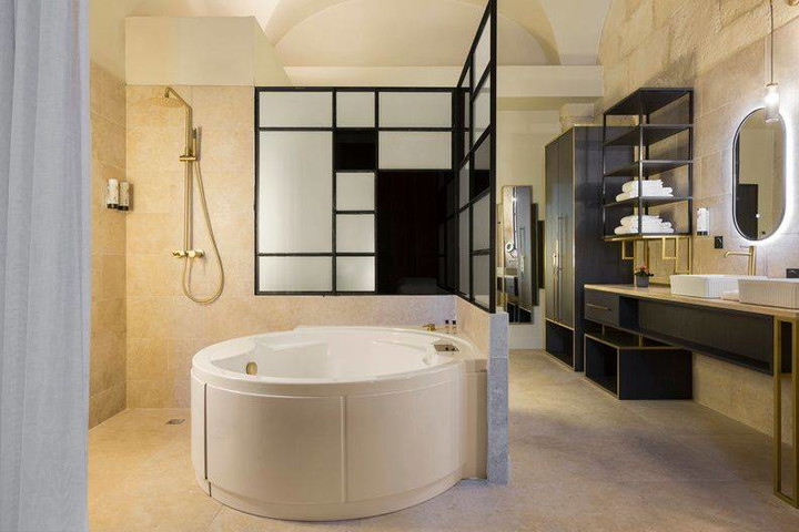 Hotel ∙ 1 Habitación ∙ 2 Huéspedes - Nimes