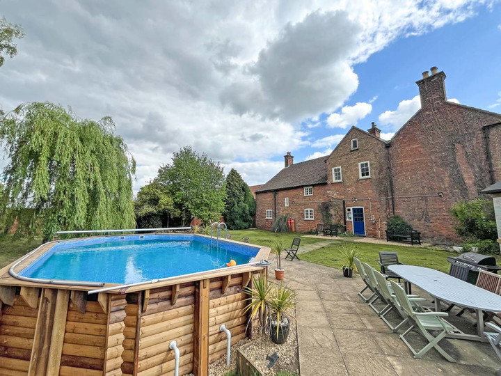 Cottage ∙ 8 Bedrooms ∙ 18 Guests - Lincolnshire
