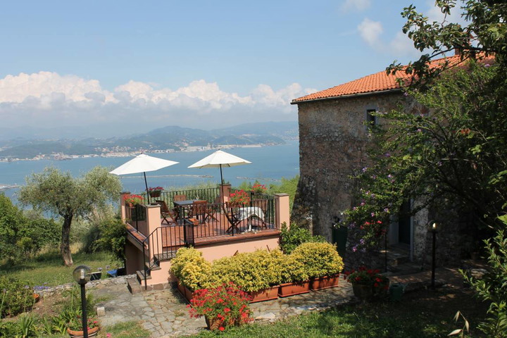 70 M² Farmhouse ∙ 2 Bedrooms ∙ 6 Guests - La Spezia