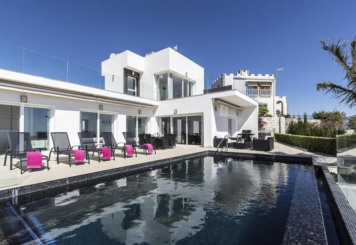 75 M² Villa ∙ 4 Bedrooms ∙ 8 Guests - Salobreña
