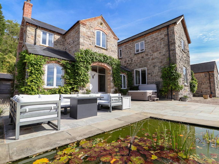 Cottage ∙ 7 Bedrooms ∙ 14 Guests - Oswestry