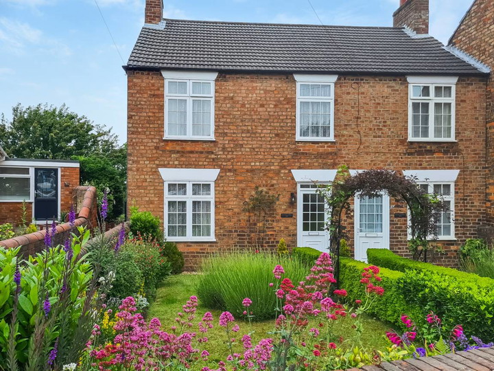 Cottage ∙ 2 Bedrooms ∙ 4 Guests - Louth