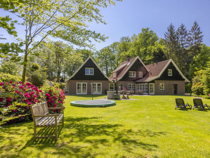 250 M² House ∙ 9 Bedrooms ∙ 20 Guests - Enschede