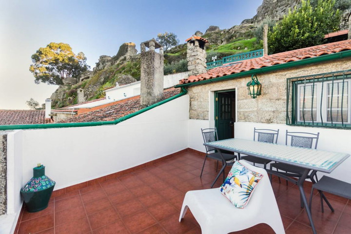 100 M² House ∙ 3 Bedrooms ∙ 5 Guests - Monsanto