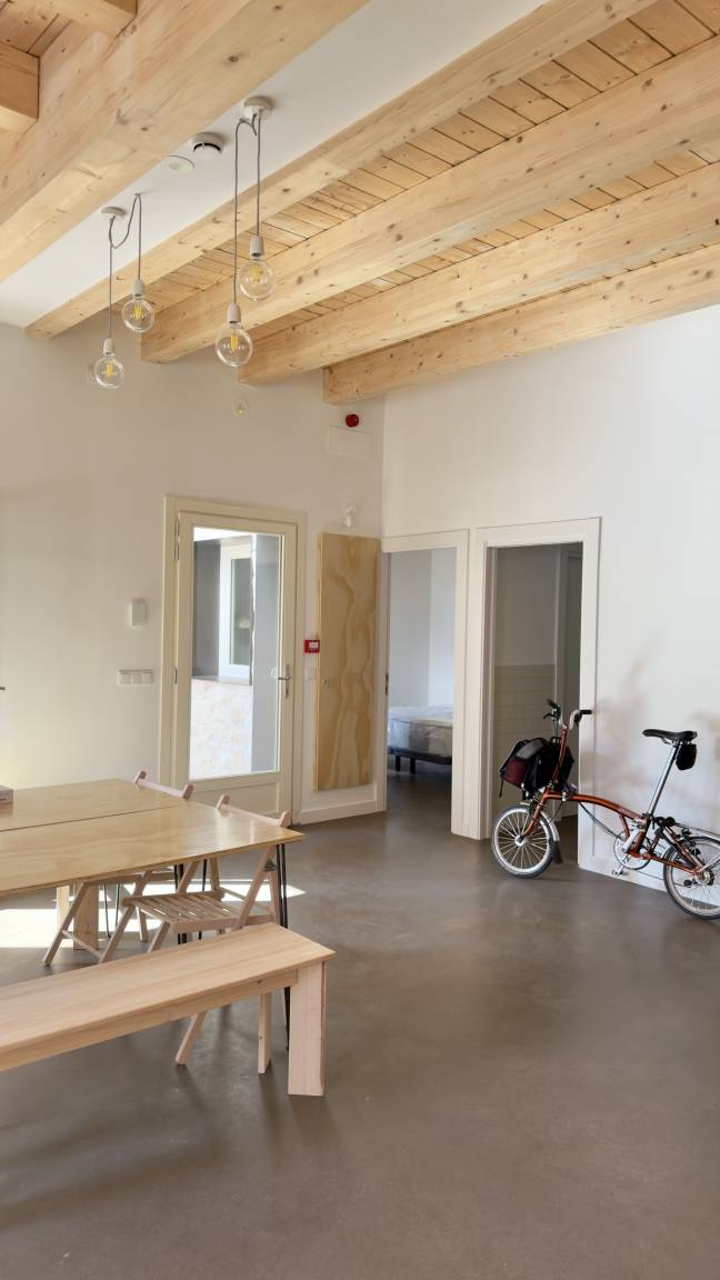 240 M² Hostel ∙ 5 Bedrooms ∙ 10 Guests - Burgos