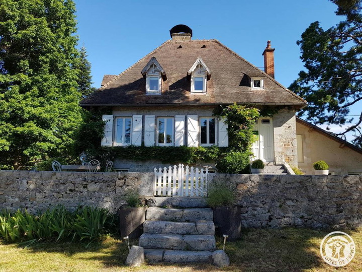 200 M² Gîte ∙ 4 Chambres ∙ 11 Personnes - Ussel