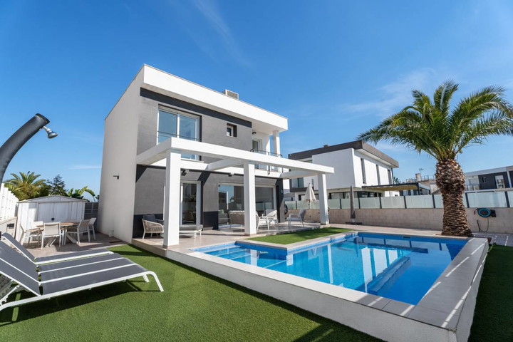 130 M² Villa ∙ 3 Bedrooms ∙ 6 Guests - Alicante