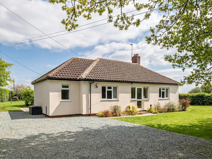 Cottage ∙ 3 Bedrooms ∙ 4 Guests - Coventry