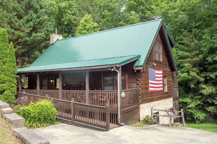 Cabin ∙ 5 Bedrooms ∙ 14 Guests - Pigeon Forge, TN