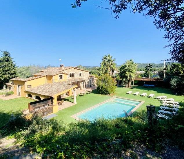 Casa Rural ∙ 8 Habitaciones ∙ 31 Huéspedes - Costa Brava
