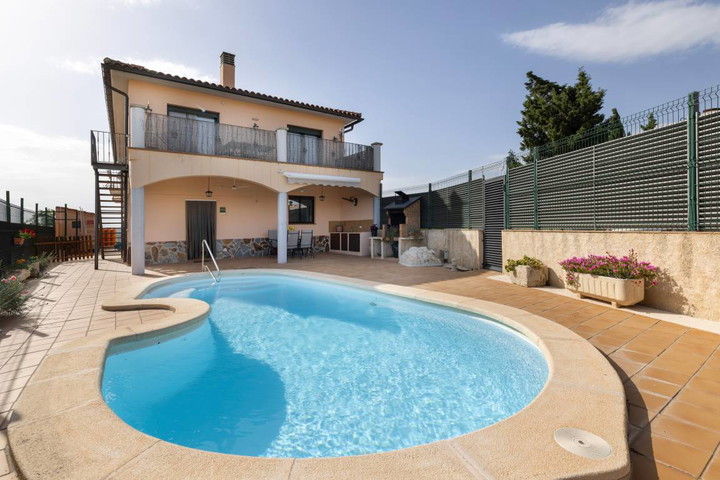 80 M² Apartamento ∙ 3 Quartos ∙ 6 Hóspedes - Cretas