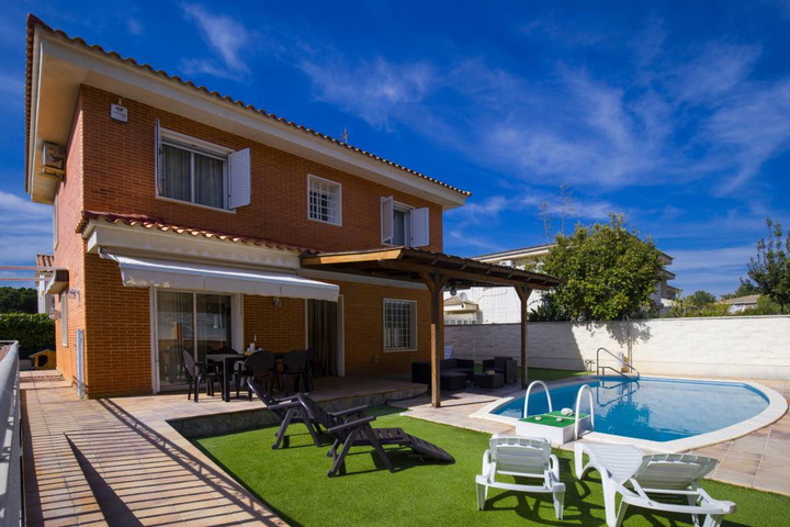 258 M² Villa ∙ 4 Bedrooms ∙ 10 Guests - Salou