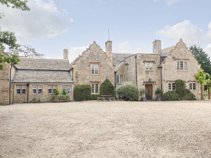 Cottage ∙ 8 Bedrooms ∙ 16 Guests - Witney