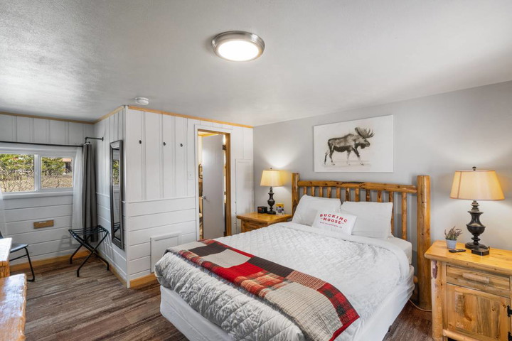 Hotel ∙ 1 Bedroom ∙ 2 Guests - West Yellowstone, MT