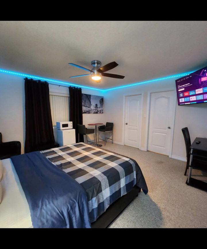 Private Room ∙ 1 Bedroom ∙ 2 Guests - Ontario