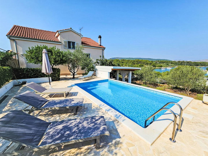 56 M² Ferienhaus ∙ 2 Schlafzimmer ∙ 5 Gäste - Šibenik