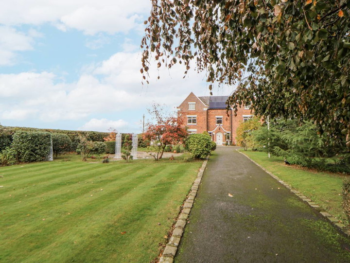 Cottage ∙ 7 Bedrooms ∙ 14 Guests - Cheshire