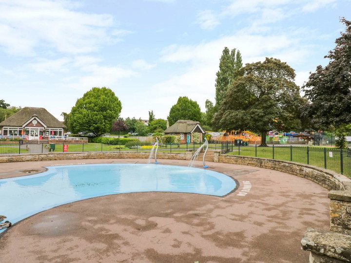 Cottage ∙ 4 Bedrooms ∙ 8 Guests - Coventry