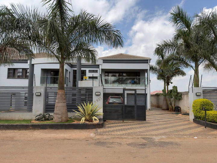 300 M² Apartment ∙ 3 Bedrooms ∙ 6 Guests - Harare